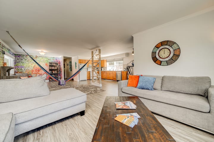 2 Br Apartment | Main Street Blairmore | Sleeps 6 - Bellevue, AB