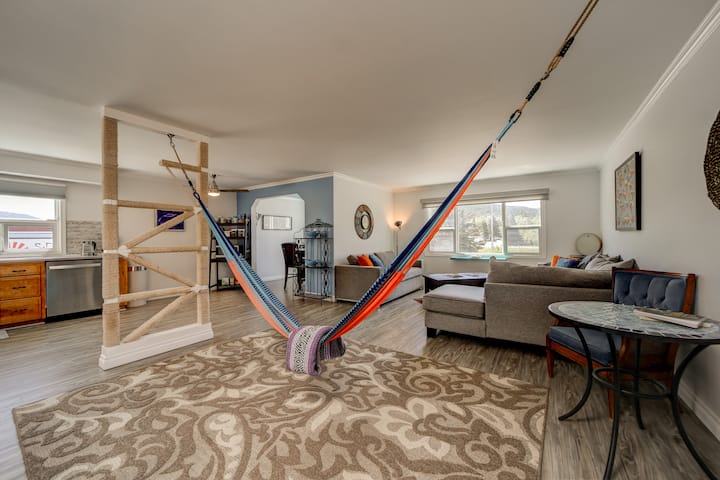 2 Br Apartment | Main Street Blairmore | Sleeps 6 - Bellevue