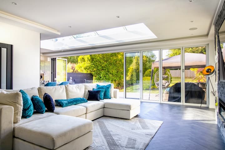 4 Bedroom Home Includes Hot-tub - Watford
