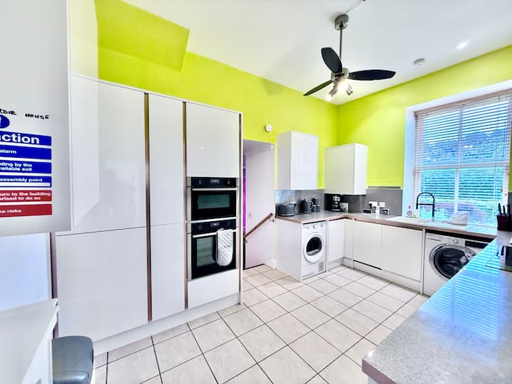 Spacious 2bed, Central Apartment - Elgin