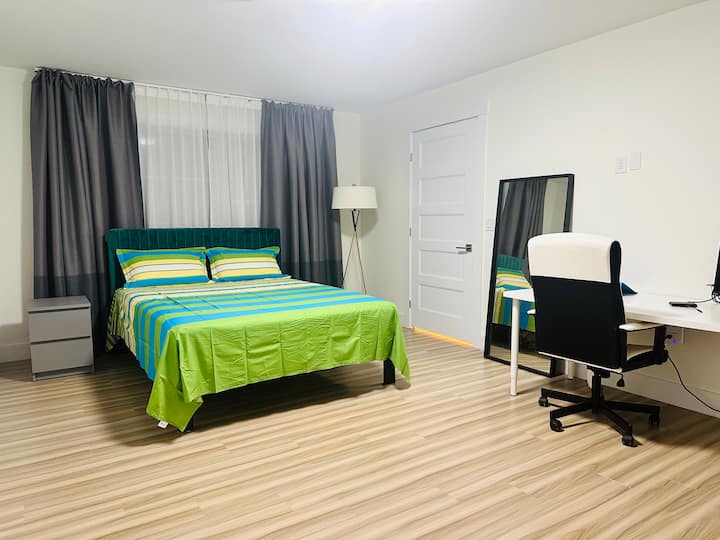 Spacious Master Bedroom En-suite - 哈利法克斯