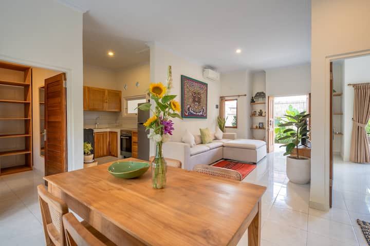 Modern 2br Villa In Babakan | Fast Wi-fi + Parking - Canggu