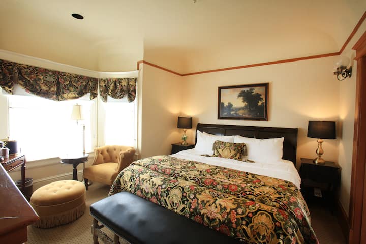 King Bedroom Near Beach - Monterey, CA