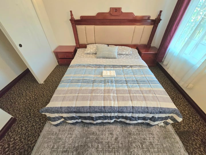 Cozy Queen Bedroom Near Restaurant - Whittier, CA