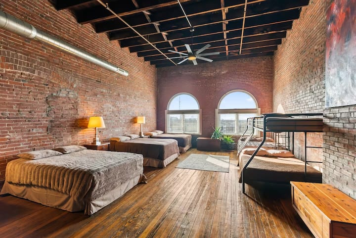 3rd Floor Penthouse & Gameroom -Big Group Stay - St. Louis, MO