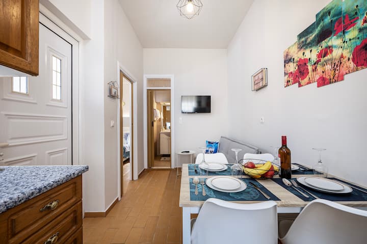 The Dockside Stay - Steps Away From The Beach - Kos