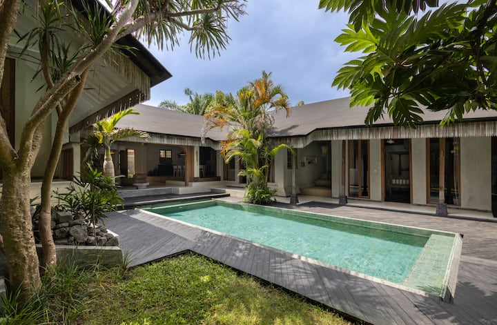 Desa Santhi 4 Br Villa In Berawa - Canggu