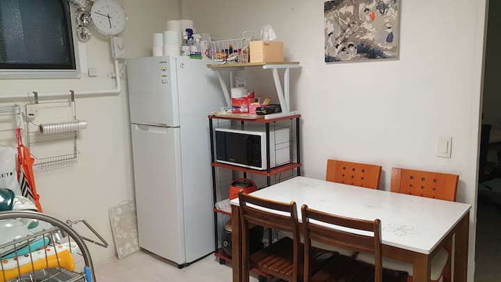 0낙성대역 도보 6분, 실평13평, 조용한산자락, 내집같은 풀옵션. 퀸침대2, -0.5층 - Seoul