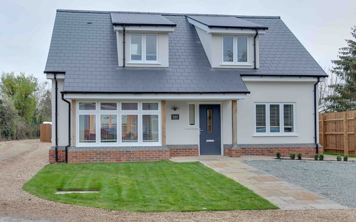 Stansted Spacious Luxury Hot Tub Home - London Stansted Airport (STN)