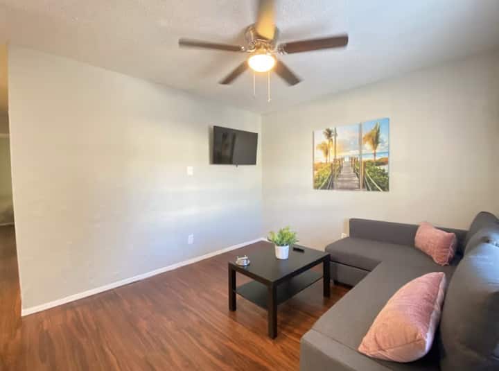 Simple Stay Arlington Apartment - Arlington, TX