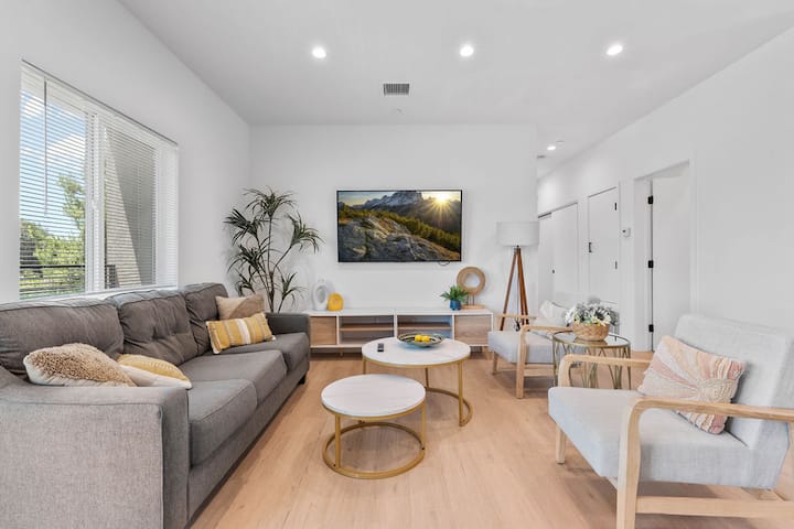 Spacious & Stylish Modern Getaway, Prime Location - Upland, CA