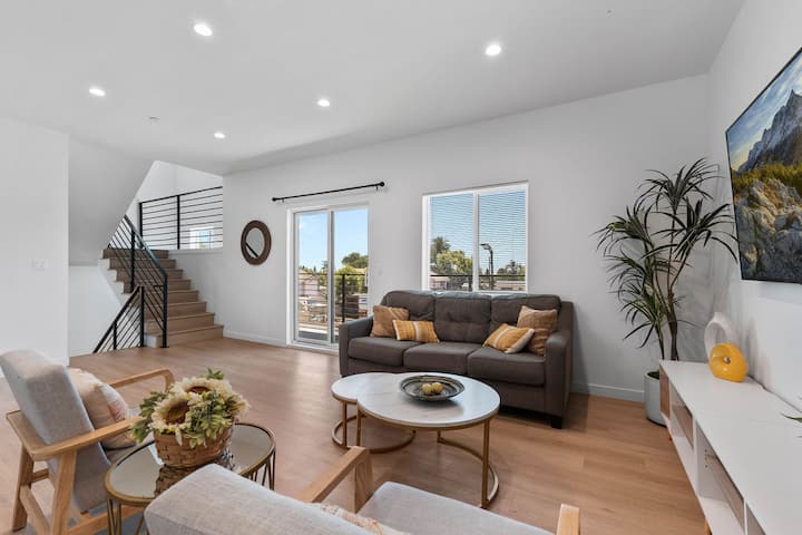 Spacious & Stylish Modern Getaway, Prime Location! - Upland, CA