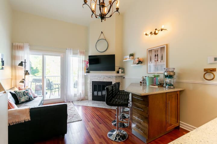 Charming Tremblant 1 Bedroom -Pool + Hot Tub - Mont-Tremblant