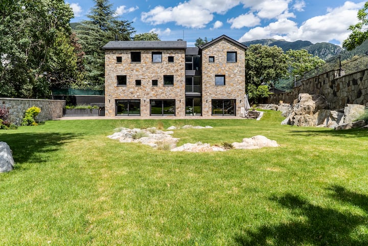 Historic French Embassy Gardens Chalet In Andorra - Andorra la Vieja