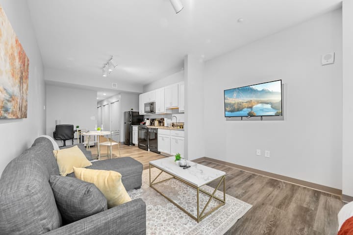 Mdrn Escape W/ Natural Light |Wi-fi |Gym |Parking - Cleveland, OH