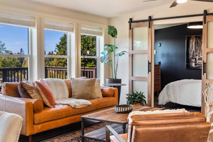 Iron & Oak - Country Retreat! - Snohomish, WA