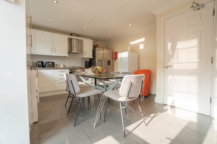 Free Parking | 7 Beds | Contractor & Large Groups - Reading