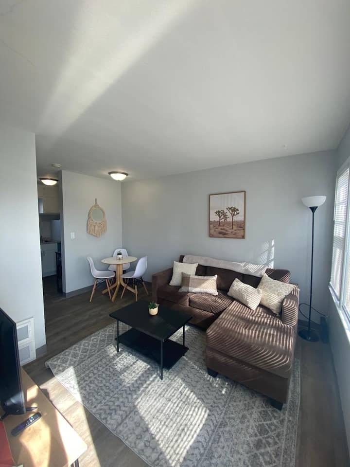 Near Dt | Great For Monthly Stays | Fully Stocked - Cedar Rapids, IA