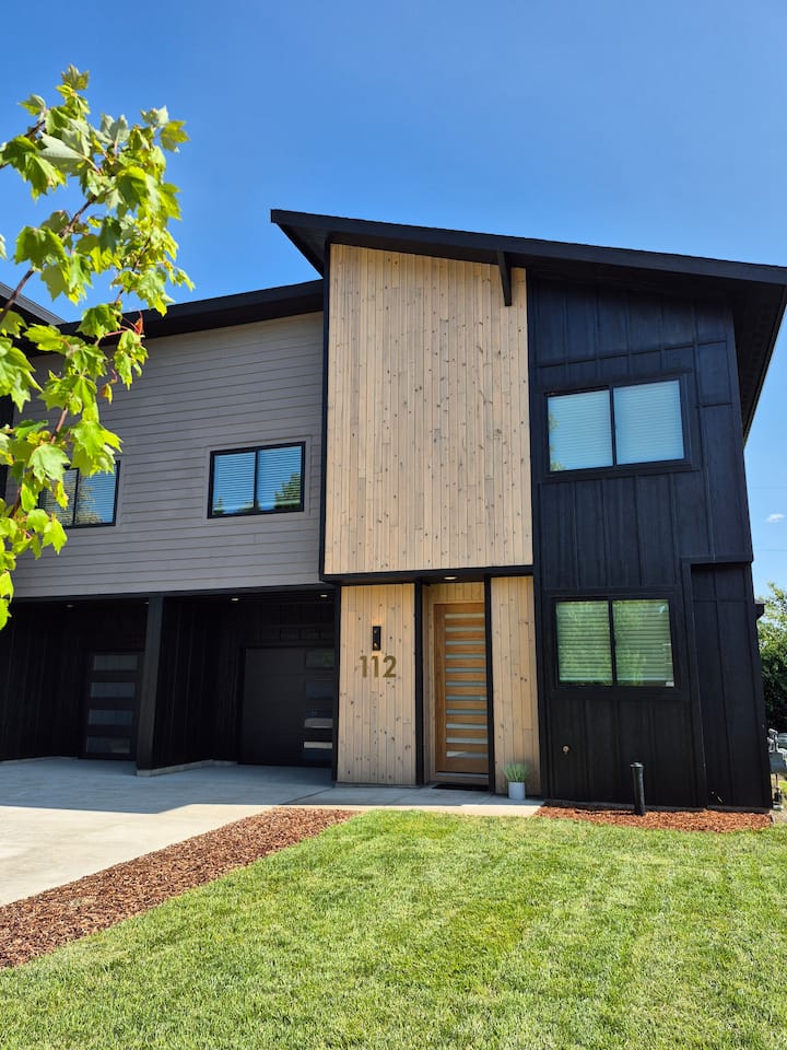 Modern Stylish Townhome Downtown Holiday - Coeur d'Alene, ID