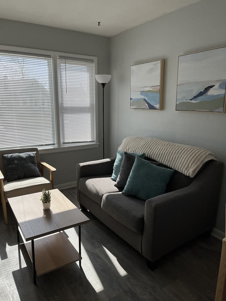 Great Location | Parking | Monthly Stays Welcome - Cedar Rapids, IA