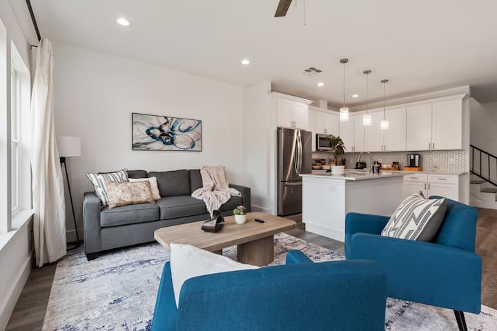 Stylish Home 5 Min From Downtown + Private Yard - Houston, TX