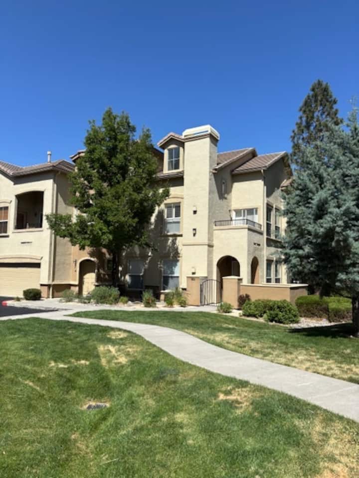 Fallen Leaf Townhome Off Mt Rose - Reno, NV