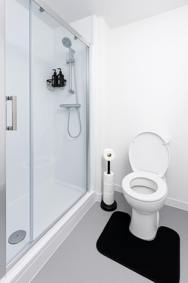 20f Modern Ensuite - Leeds
