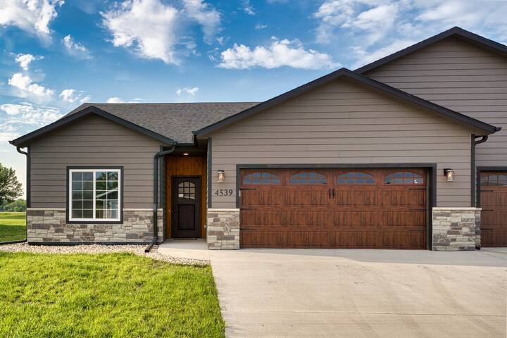 Modern Home In Prime Location & Near Golf Course - Sioux Falls, SD