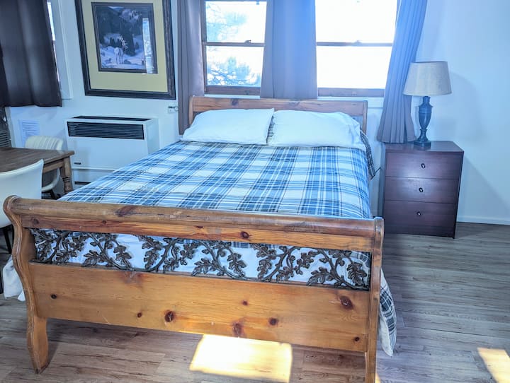 Cottage 1: Deluxe Queen Studio With Fireplace - 