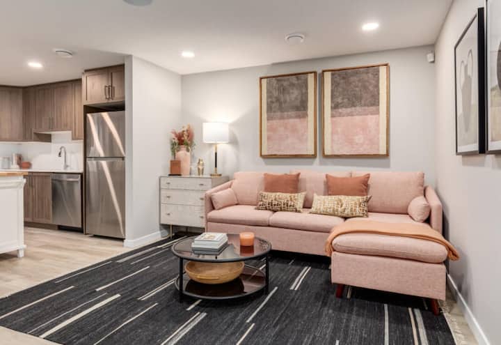 1br Suite Near South Health Campus • Free Parking - Calgary