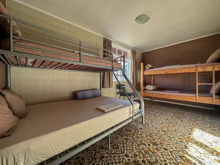 Family Room In Hostel - Sleeps 5 - National Park - New Zealand
