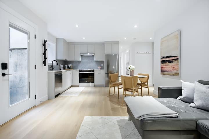 Bright 2 Bed + Den Modern Suite In Brand New Home - Burnaby