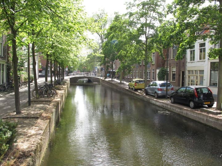Grachtwoning In Hartje Centrum - Delft