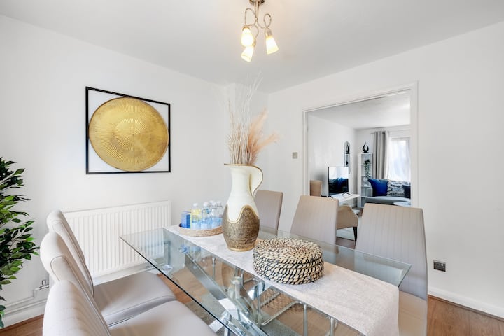 Sharp Close 4 Bedroom, 2 Bathroom In Aylesbury - Aylesbury