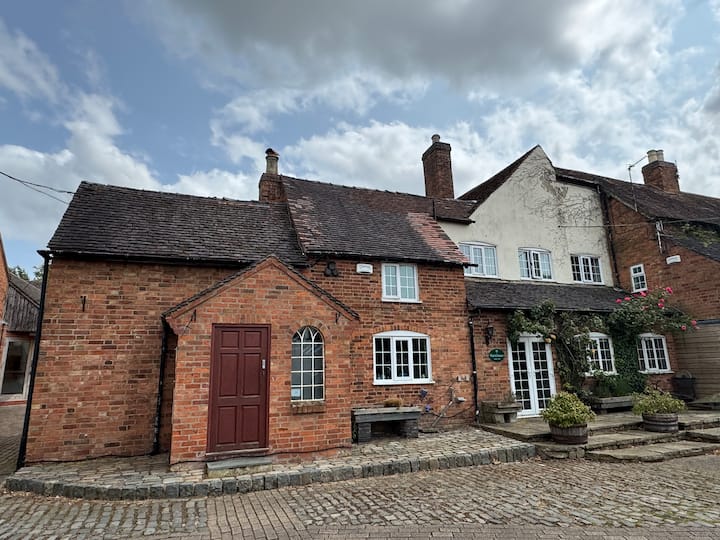 The Farmhouse At Nettle Hill - Hinckley