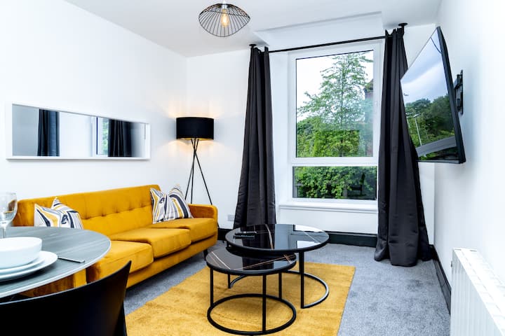 King Bed - Sleeps 2 - Wi-fi - Centralshortlets - Dundee