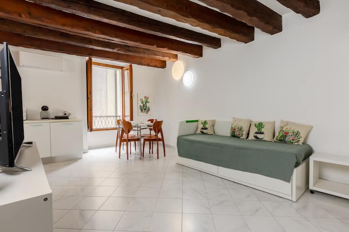 Guesthost - Comfy Studio In The Heart Of Cagliari - Cagliari