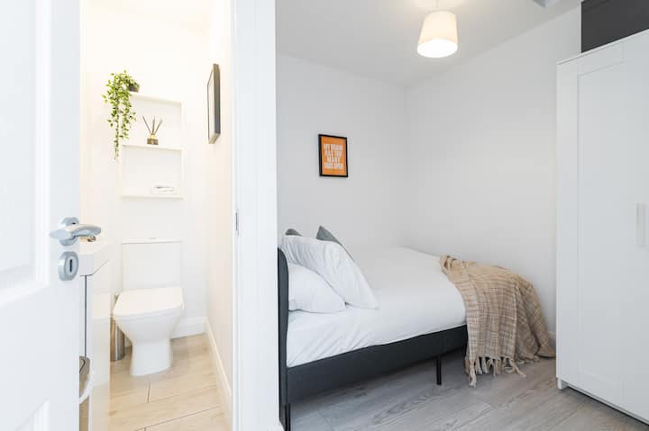 Peaceful Half Ensuite Bedroom In East Wall - Portmarnock