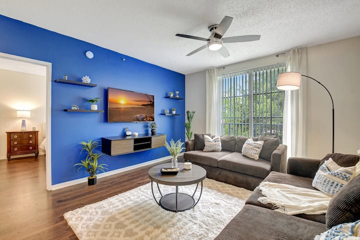 Modern Condo In Downtown Wpb | Gym + Pool+ Parking - West Palm Beach, FL