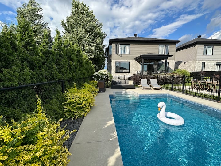 Bedroom & Pool - Varennes