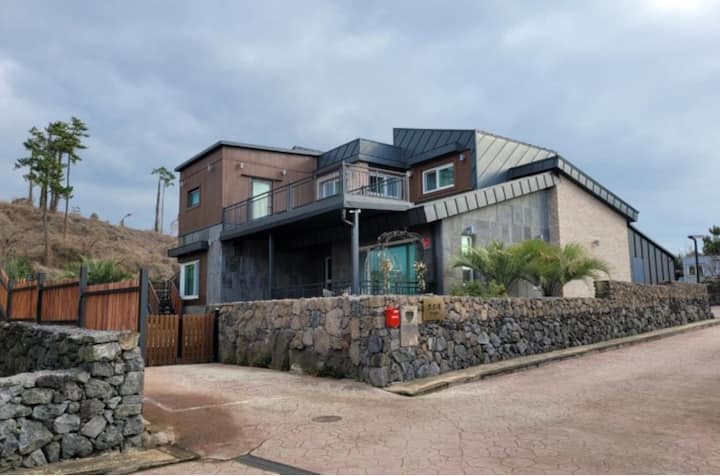 [11월의 초특가] "갓성비"최대10인ㅣ가족펜션ㅣ제주도정원ㅣ황토불멍ㅣ감성바베큐_#애월오로라 - Jeju-si