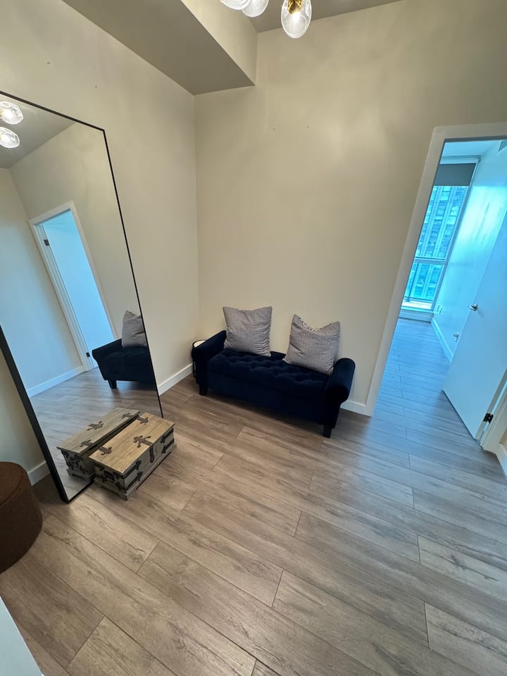 Luxury 2 Br Haven W/ 2 Full Baths - Mississauga