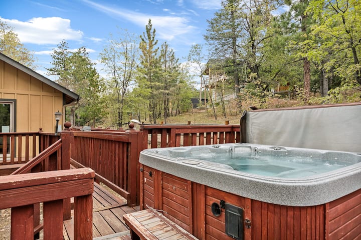 Sea To Ski Retreat ~ Deck Forest Views & Hot Tub - Big Bear Lake