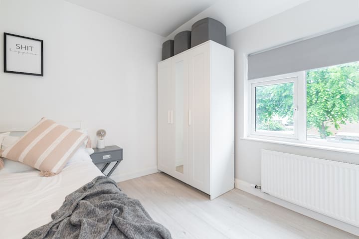 Bright Ensuite Bedroom In East Wall - Portmarnock