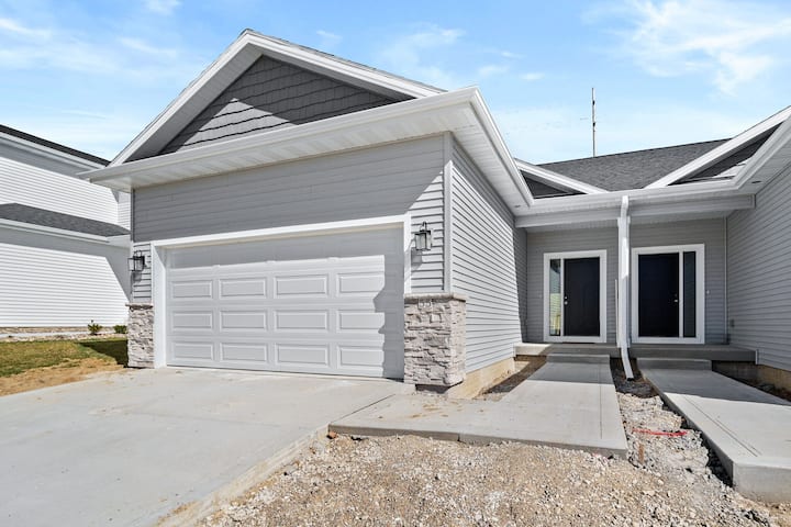 Beautiful 3br Home In Pleasant Hill, Ia! - Altoona, IA