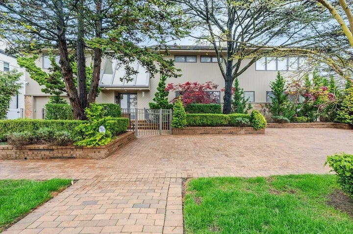 Spacious Family Beach House - Long Beach, NY