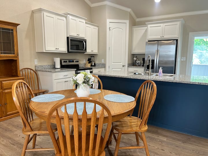 New Luxury 3 Bd 2 Bth Apartment - Hooks, TX