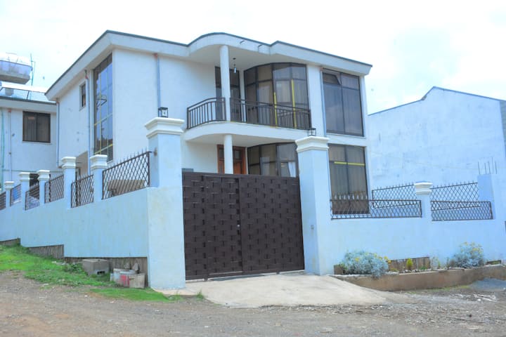 Modern 5-br Villa • Balcony View - Addis-Abeba