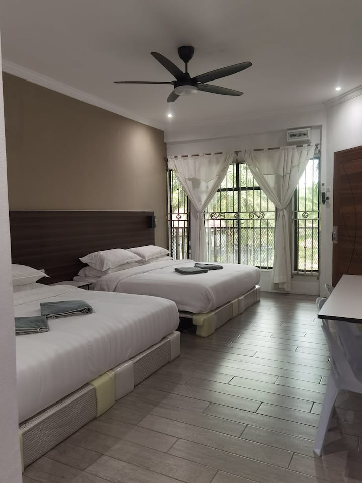 海明威度假屋四人房, 新建, 一楼, 两张特大双人床, 独立卫间阳台, 有潜水学校， 无清洁费 - Semporna