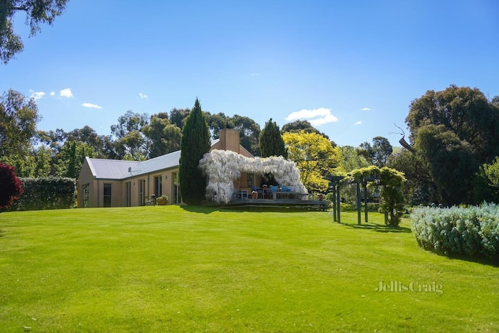 Applegarth Hanging Rock Views - Lancefield